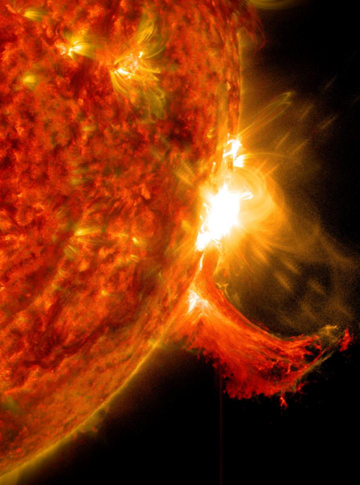 NASA Releases Images of a Mid-Level Solar Fla | EurekAlert!