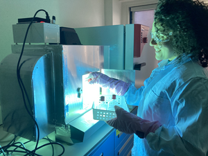 Experiments with UV light on m [IMAGE] | EurekAlert! Science News Releases