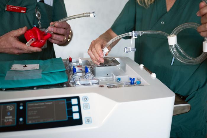 ‘Heart-in-a-box’ better than cooler for heart | EurekAlert!