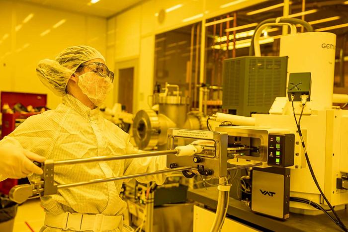 electron microscope sample loa [IMAGE] | EurekAlert! Science News Releases