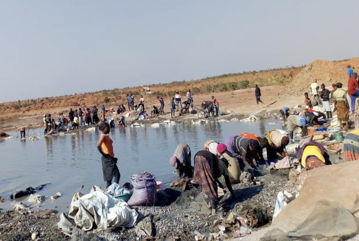 Washing ore [IMAGE] | EurekAlert! Science News Releases