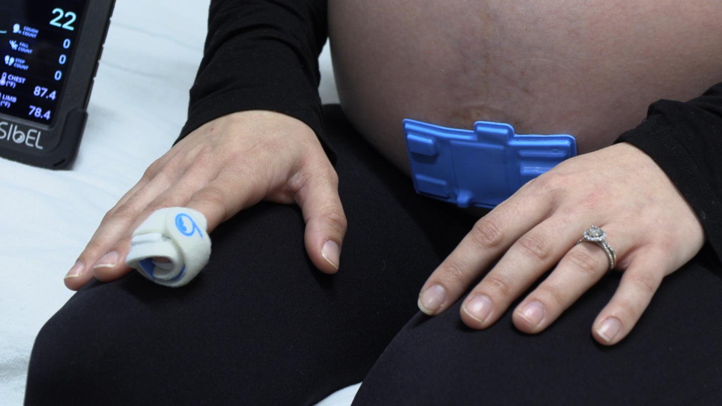 Monitoring devices on pregnant [IMAGE] | EurekAlert! Science News Releases
