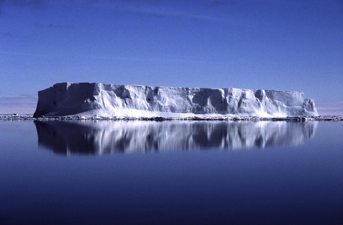 Iceberg (2 of 2) [IMAGE] | EurekAlert! Science News Releases