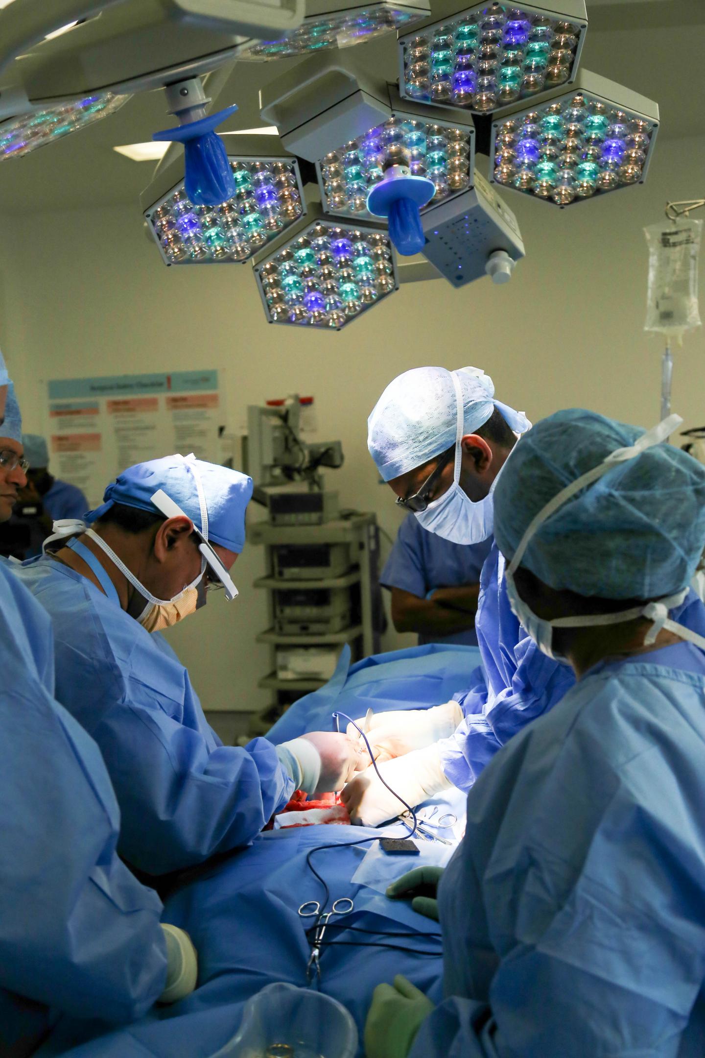 Shafi Ahmed Uses Google Glass [IMAGE] | EurekAlert! Science News Releases