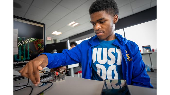 AV camper Mason O’Shields runs [IMAGE] | EurekAlert! Science News Releases