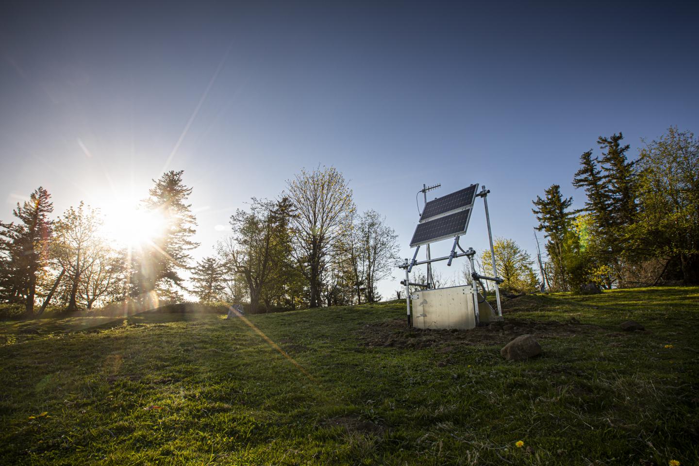 Seismic station solar panels [IMAGE] | EurekAlert! Science News Releases