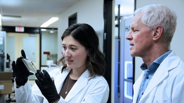 Megan Tu and Eric Brown [IMAGE] | EurekAlert! Science News Releases