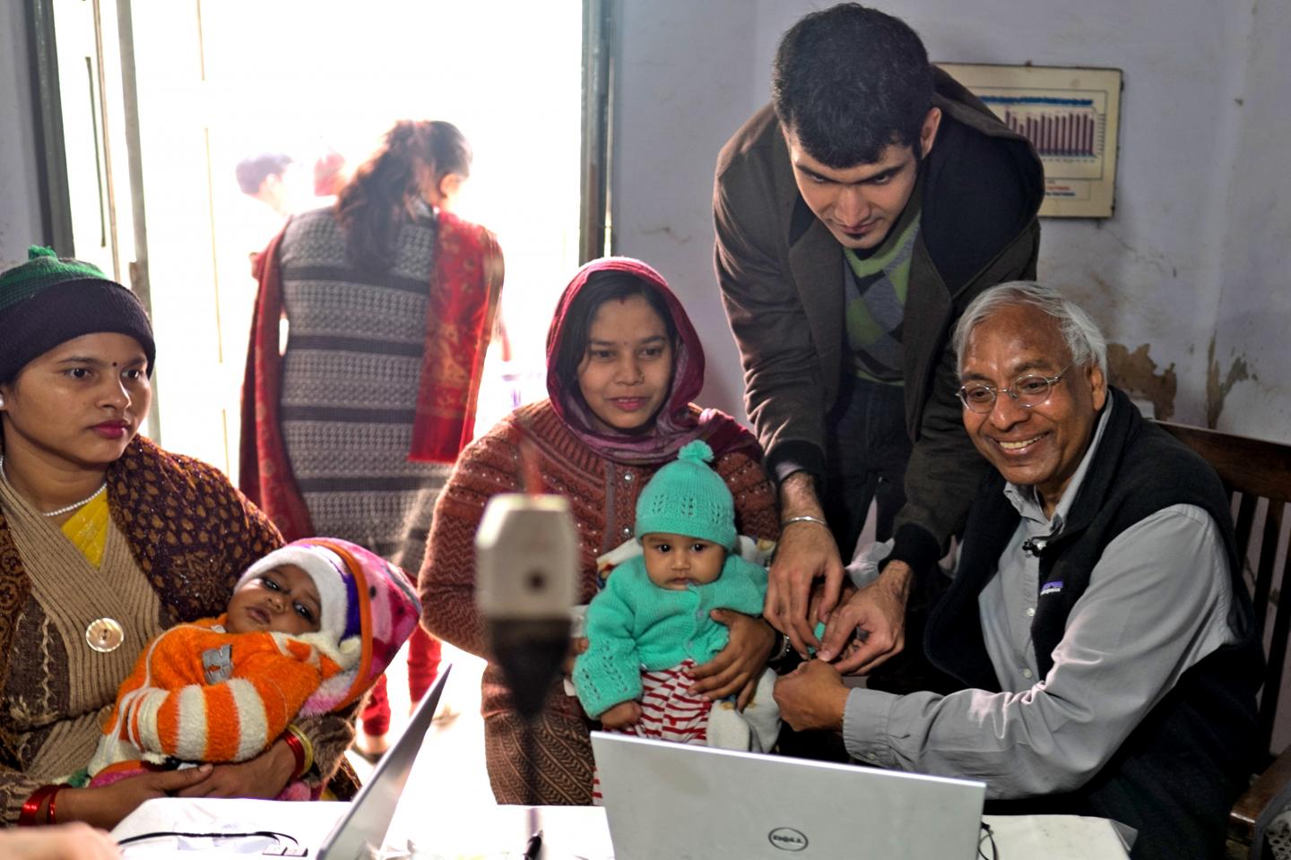 Taking Baby Fingerprints [IMAGE] | EurekAlert! Science News Releases