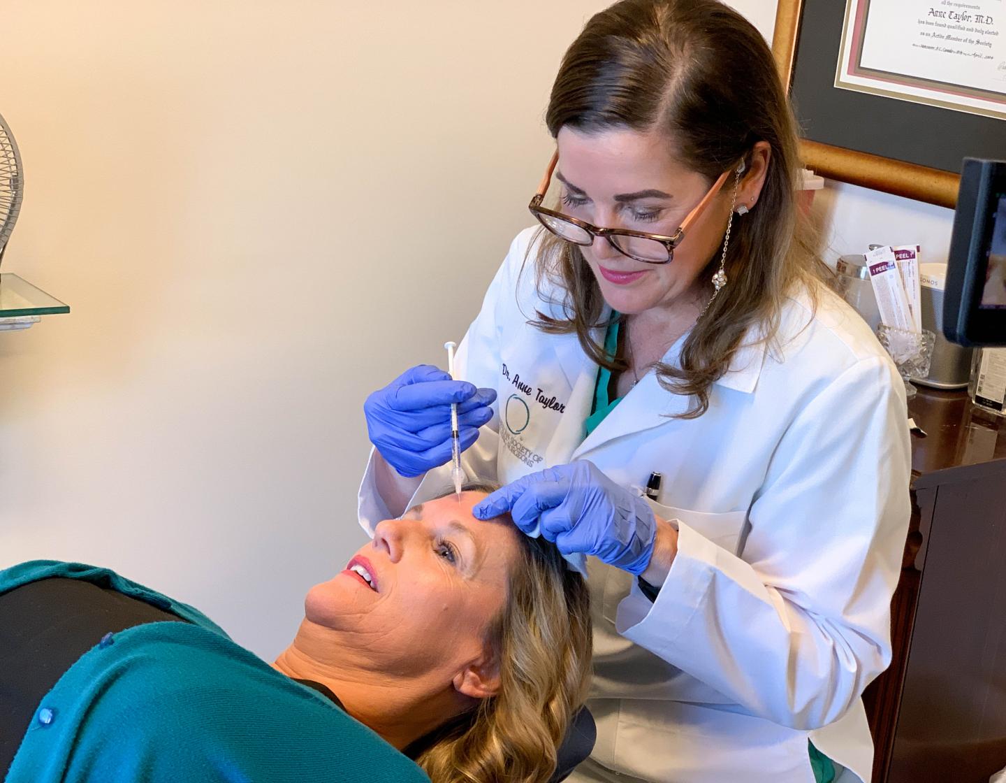 Administering Botox [IMAGE] | EurekAlert! Science News Releases