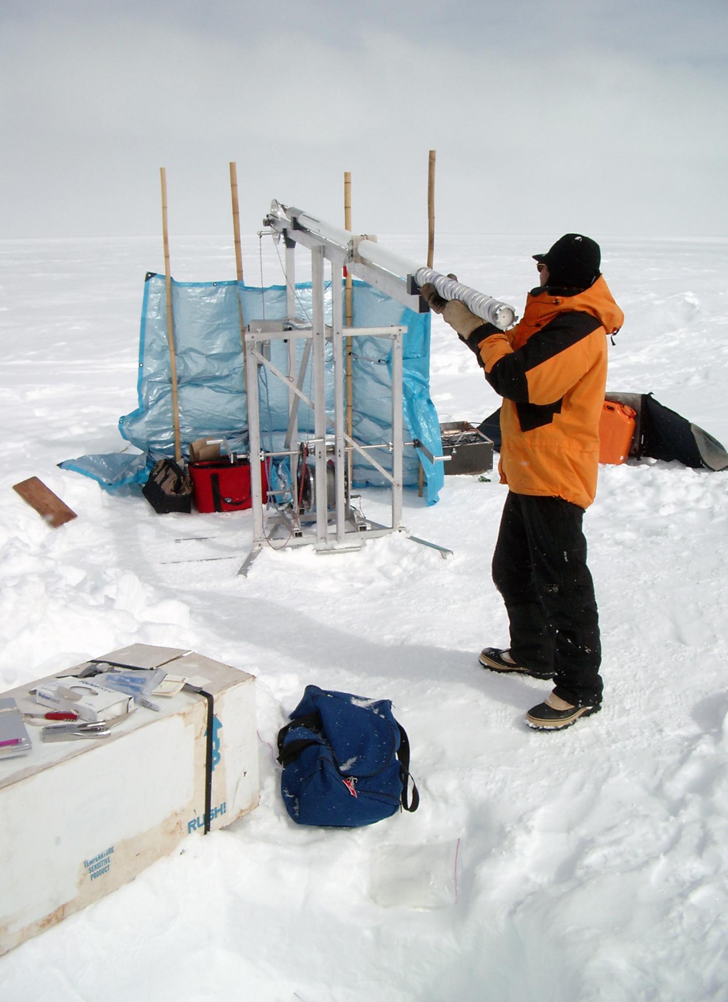Drilling Ice Cores on the Gree [IMAGE] | EurekAlert! Science News Releases