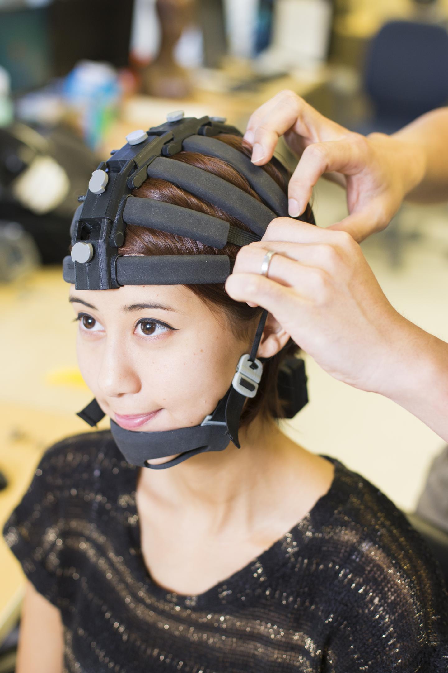Dry EEG Headset [IMAGE] | EurekAlert! Science News Releases