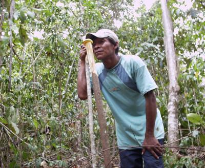 Makushi with Compass [IMAGE] | EurekAlert! Science News Releases