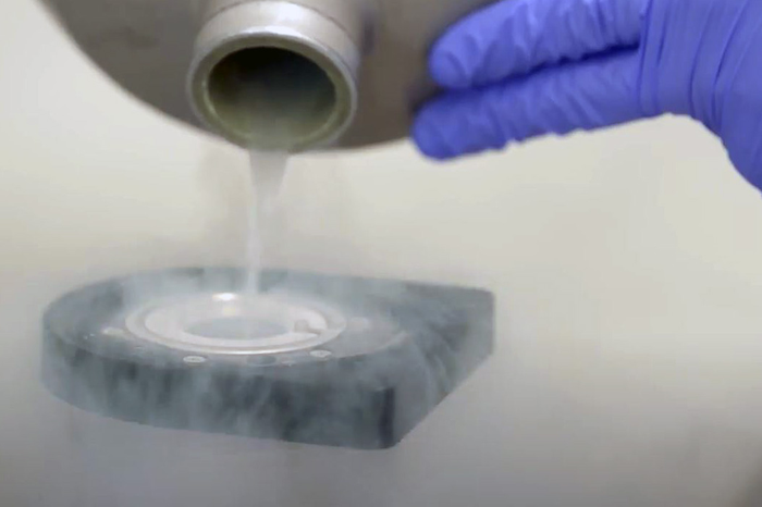 Preparation of cryo electron m [IMAGE] | EurekAlert! Science News Releases