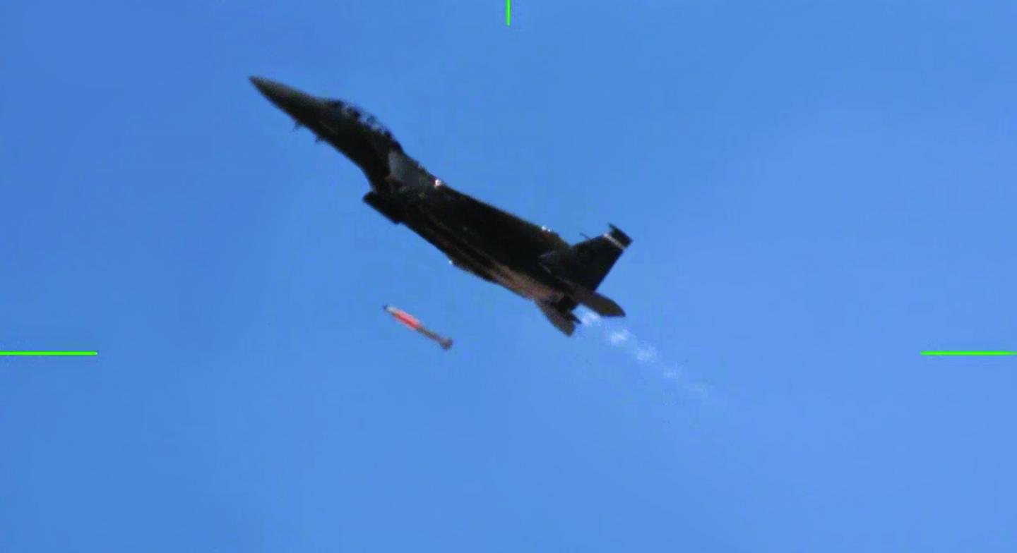 Flight tests show B61-12 compatible with F-15 | EurekAlert!