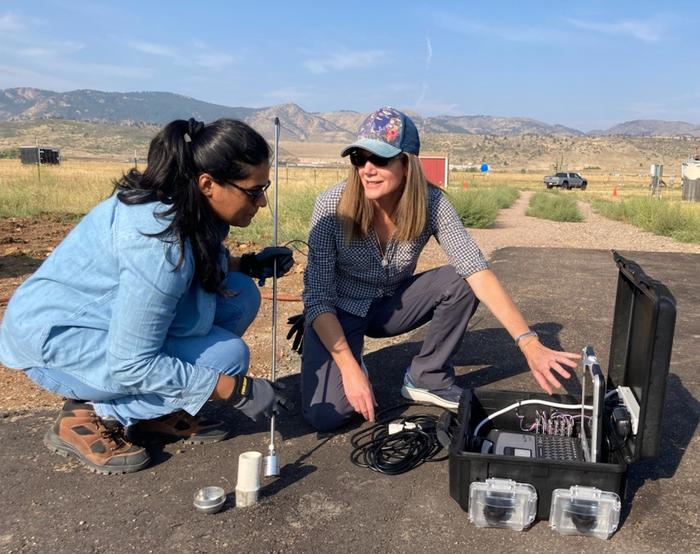 Navodi Jayarathne and Kathleen [IMAGE] | EurekAlert! Science News Releases