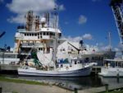NOAA Ship Pisces, in the Backg [IMAGE] | EurekAlert! Science News Releases