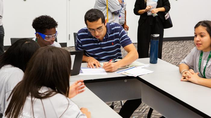 Mentoring at HEOD [IMAGE] | EurekAlert! Science News Releases