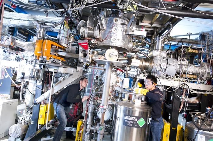 Gas-jet target at ESR [IMAGE] | EurekAlert! Science News Releases