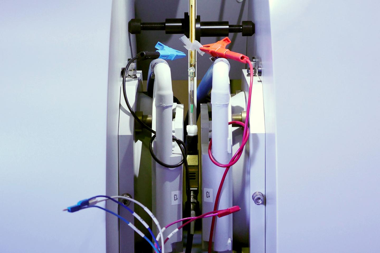 ESR Spectroscope [IMAGE] | EurekAlert! Science News Releases