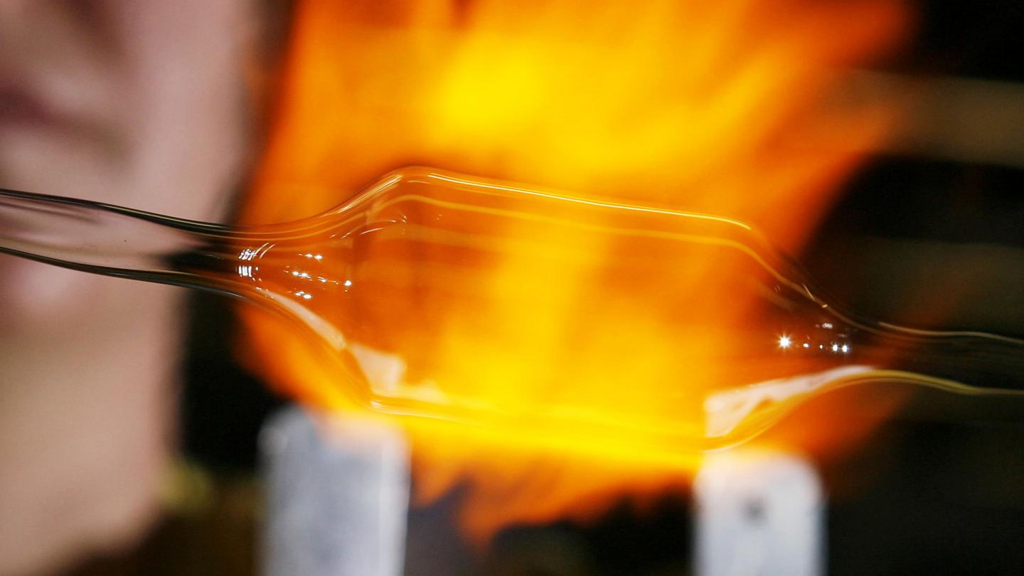 Glass making [IMAGE] | EurekAlert! Science News Releases