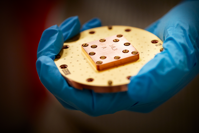 A specially designed sample ho [IMAGE] | EurekAlert! Science News Releases