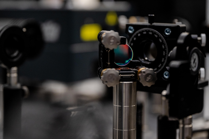 Fast light pulse triggers charge transfer int | EurekAlert!