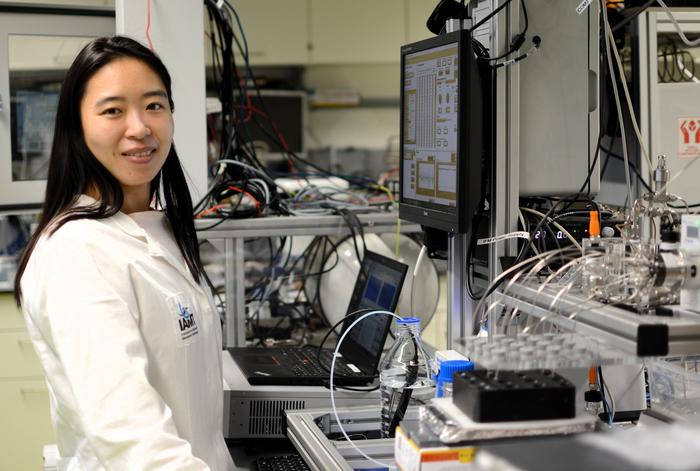 Dr. Siqi Liu investigates elec [IMAGE] | EurekAlert! Science News Releases