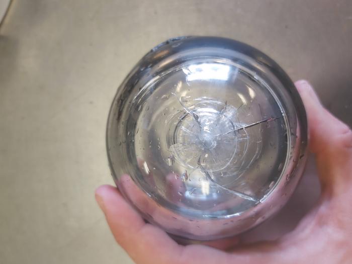 Breaking glass spheres [IMAGE] | EurekAlert! Science News Releases