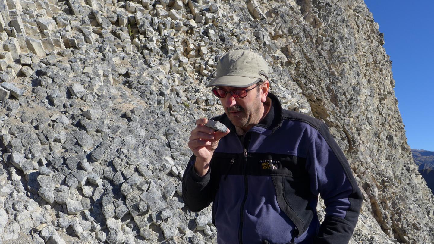 Brad Singer at Laguna del Maul [IMAGE] | EurekAlert! Science News Releases