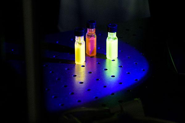 Fluorescent Quantum Dots [IMAGE] | EurekAlert! Science News Releases