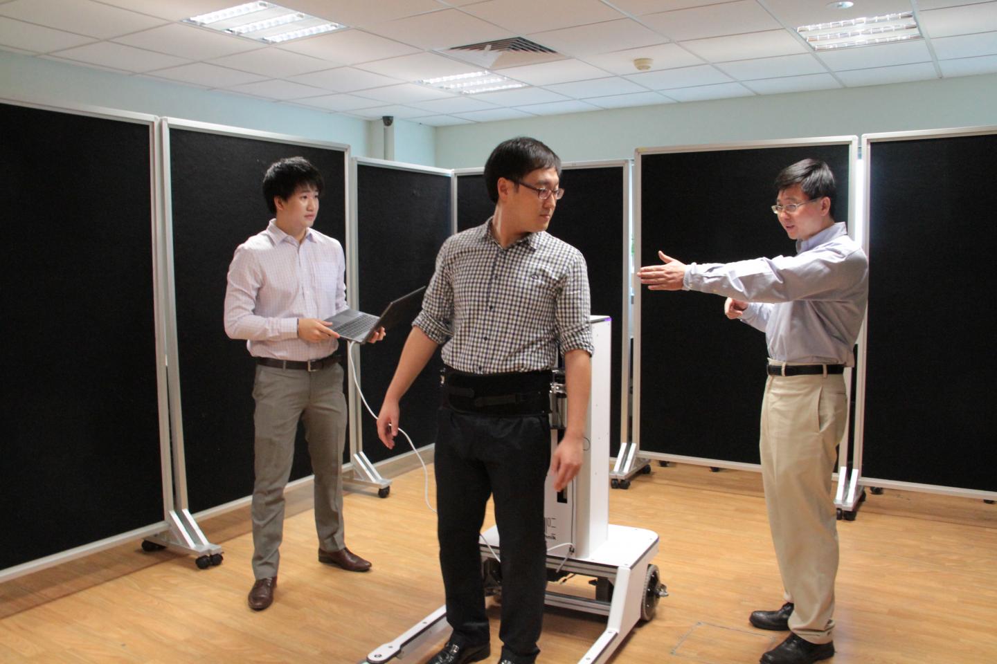 Novel robotic walker invented by NUS research | EurekAlert!