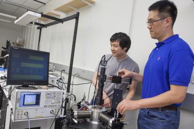 Hosang Yoon and Donhee Ham, Ha [IMAGE] | EurekAlert! Science News Releases