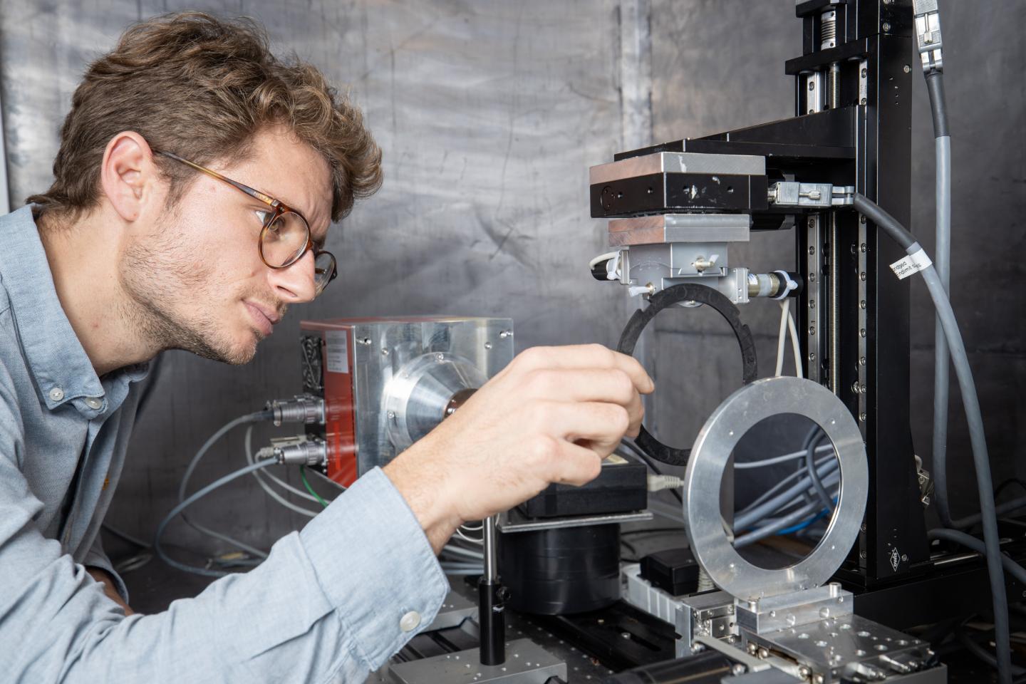 Fixing a Sample [IMAGE] | EurekAlert! Science News Releases