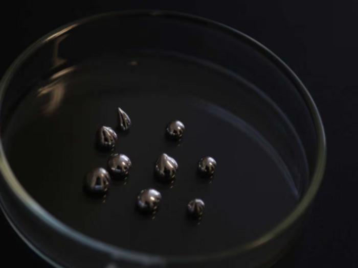 Liquid gallium in a Petri dish [IMAGE] | EurekAlert! Science News Releases